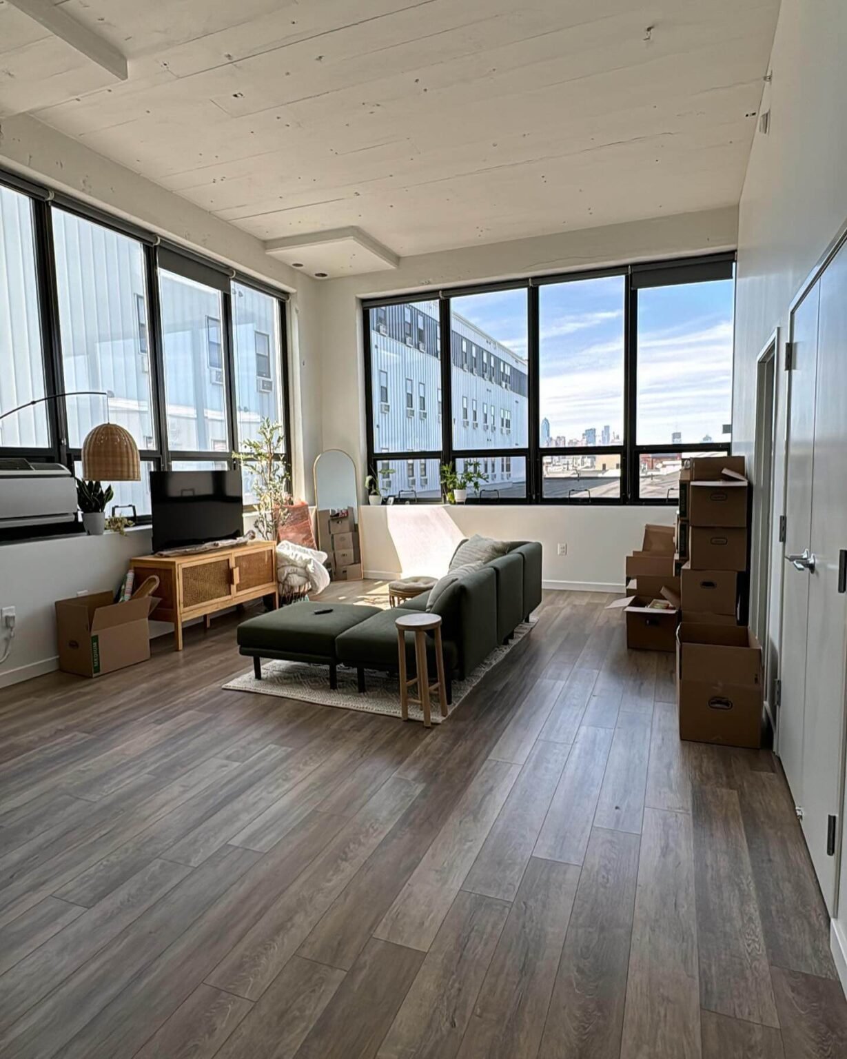 23 Small Studio Apartment Ideas That Maximize Style And Space ...
